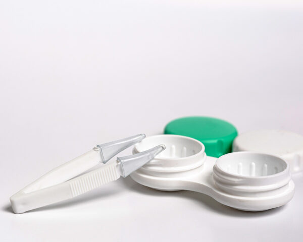 Cách đeo lens cho người mới đúng cách, không bị cộm