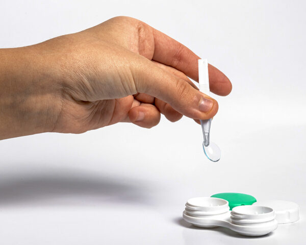 Cách đeo lens cho người mới đúng cách, không bị cộm