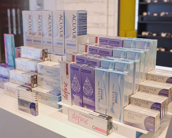 Cách đeo lens cho người mới đúng cách, không bị cộm