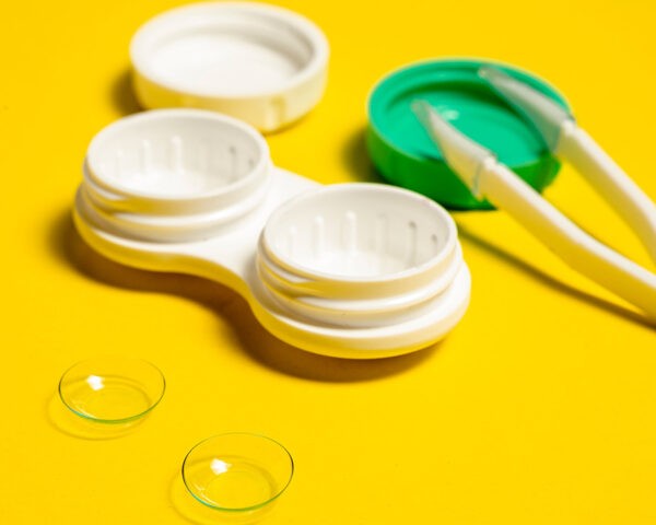 Cách đeo lens cho người mới đúng cách, không bị cộm