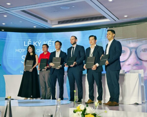 Kính Hải Triều tham dự lễ ra mắt tròng kính Essilor Stellest