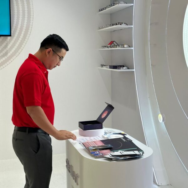 Kính Hải Triều tham dự lễ ra mắt tròng kính Essilor Stellest